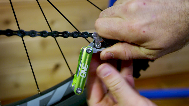 OneUp Components EDC Quick Link Breaker Instructions Video - Pinkbike